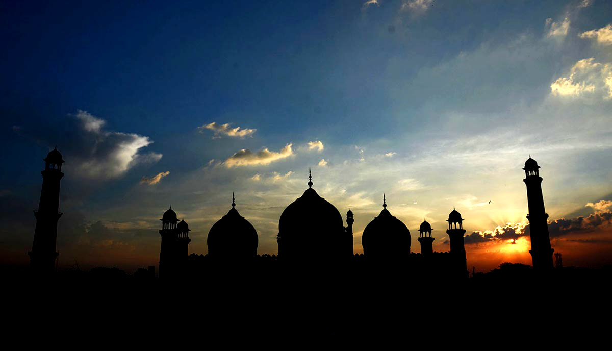 A Beautiful View Of Badshahi Masjid During Sunset - Flare Magazine