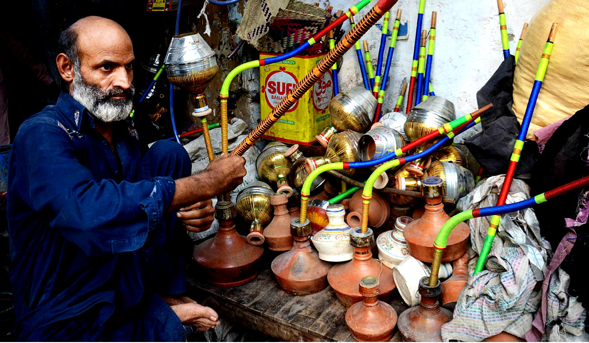 Lahore:A Vendor Preparing Traditional Huka - Technology and Business ...